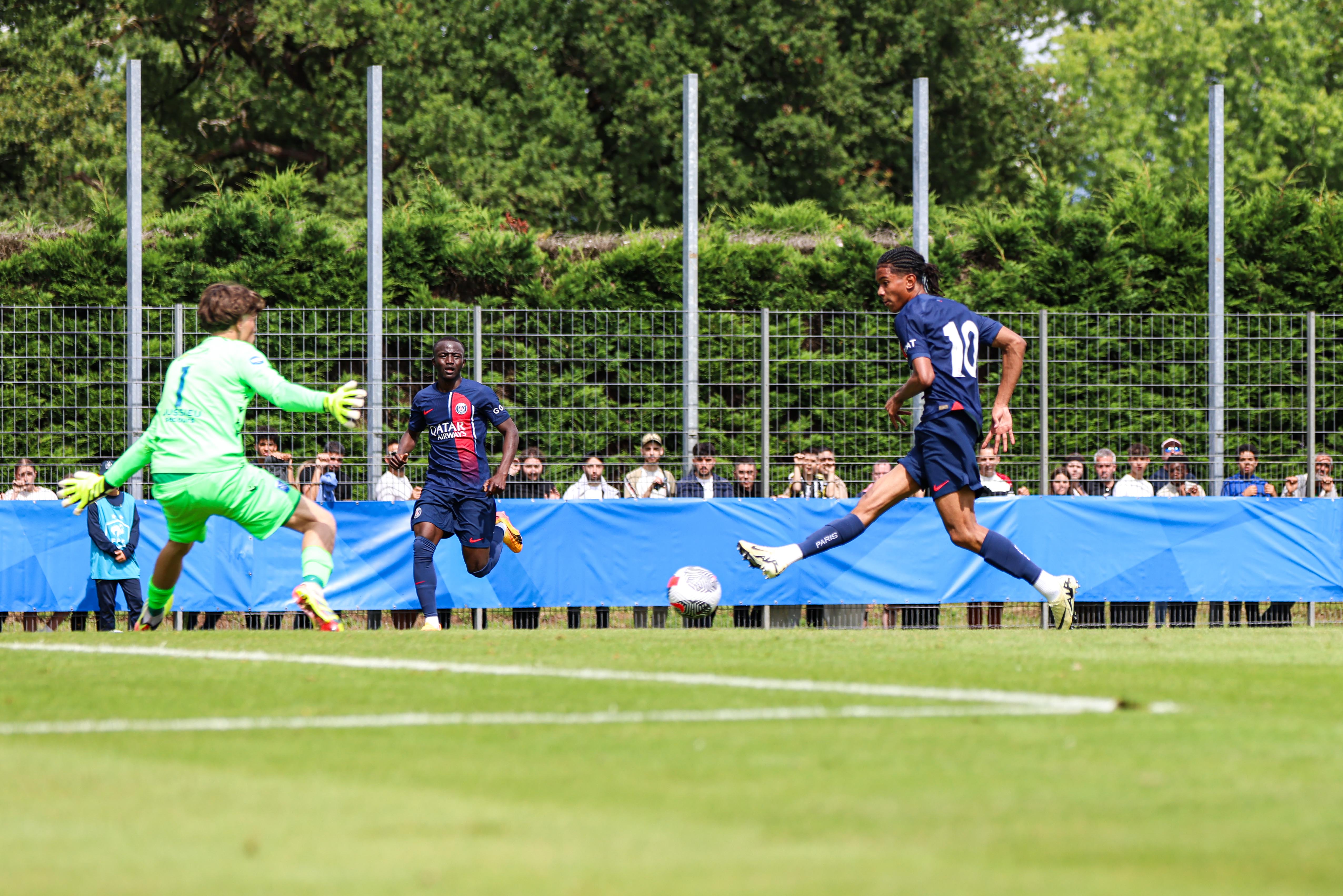 Cinquième couronne du PSG devant Auxerre (2-1)