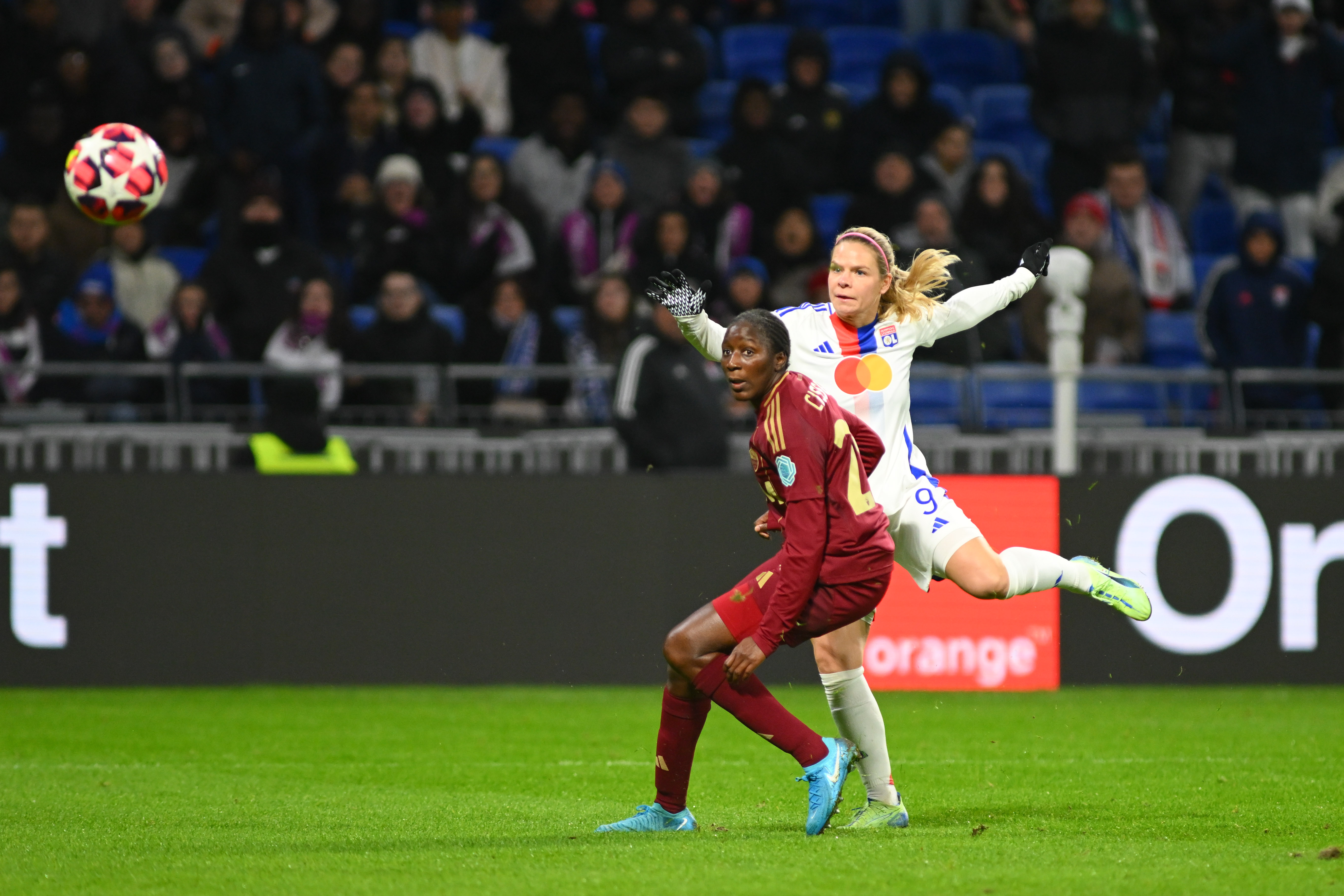 L'OL renverse la Roma (4-1) et file en quarts