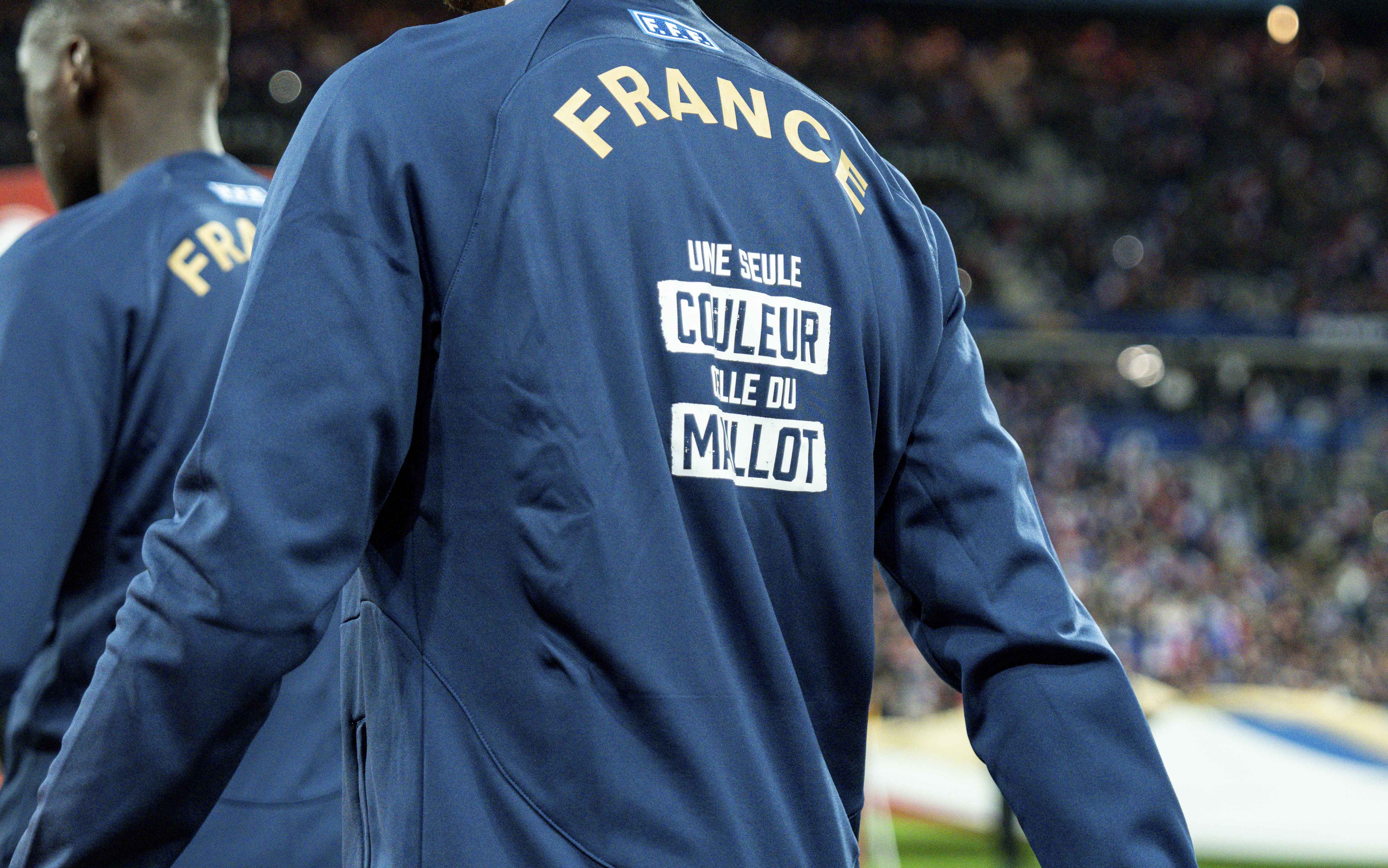 La FFF hisse "une seule couleur, celle du maillot"