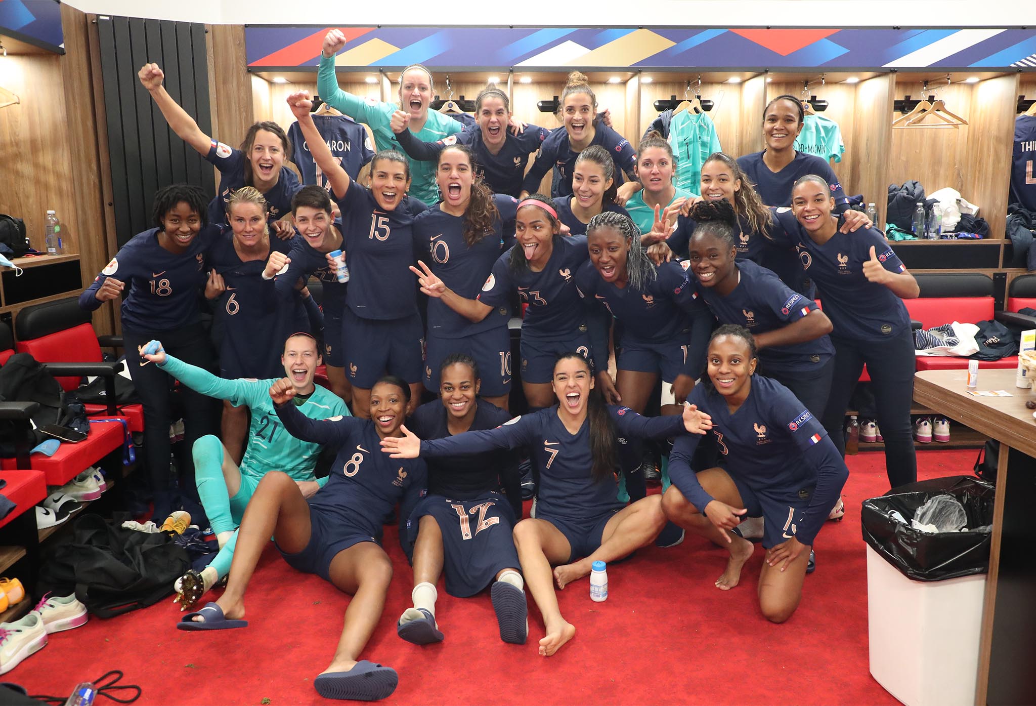 Les Bleues valsent vers l'Euro (3-0)